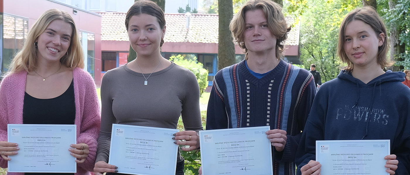 Les élèves du groupe de DELF sont heureux d‘avoir reçu leurs diplômes ...